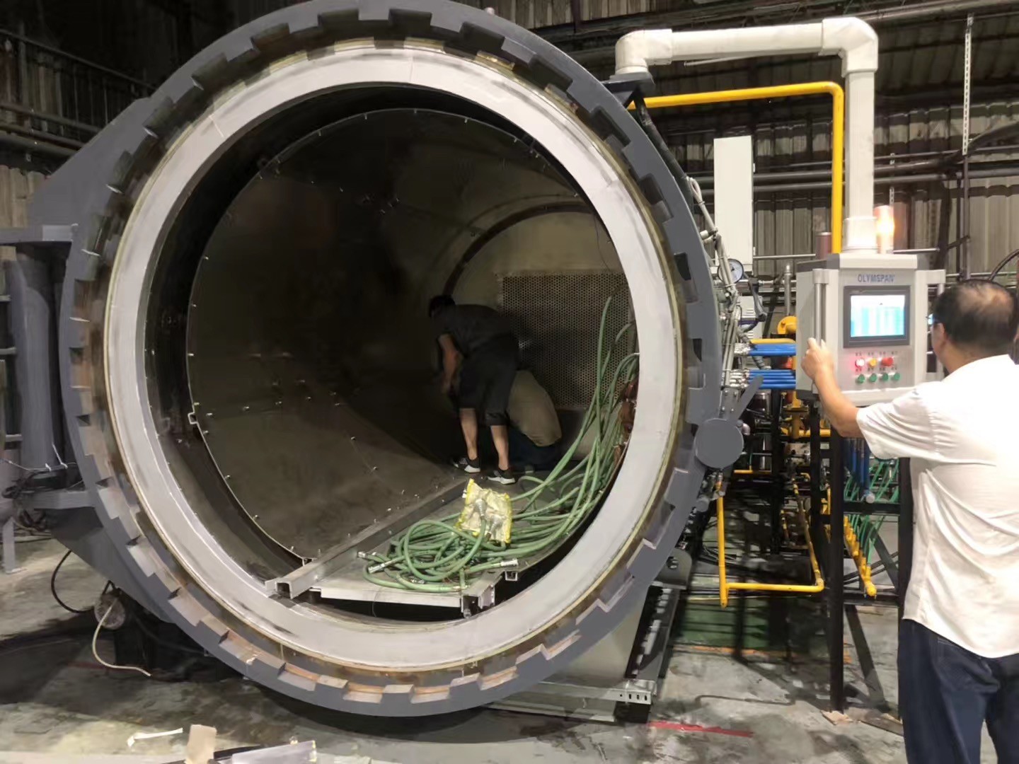 Analisi comparativa dell'autoclave composita e di altre apparecchiature ...
